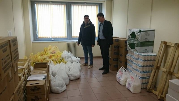ΔΙΑΝΟΜΗ ΤΡΟΦΙΜΩΝ απο την Π.Ε. ΓΡΕΒΕΝΩΝ - VIDEO - OlaDeka