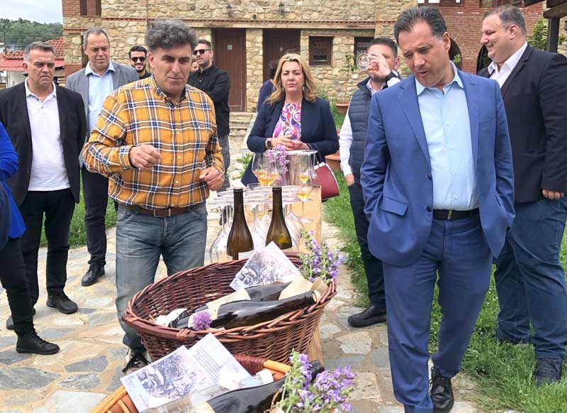 Στον κήπο του Αβραάμ ο Άδωνις Γεωργιάδης και ο Νίκος Χαρδαλιάς - OlaDeka